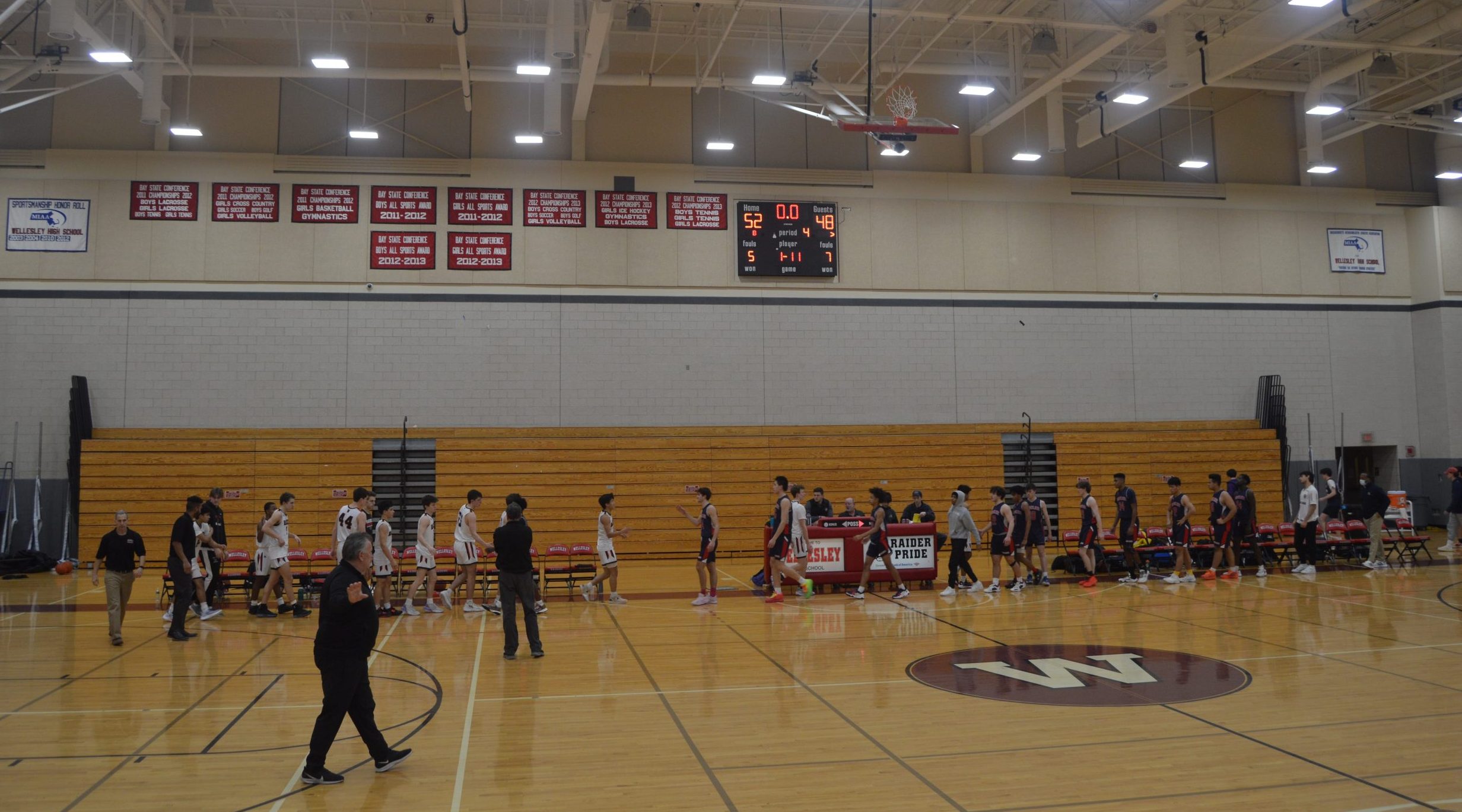 Wellesley High boys' basketball ekes out win over Brookline before ...